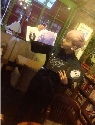 JYJ Junsu Gifts Signed CD to MYNAME’s Insoo | Soompi