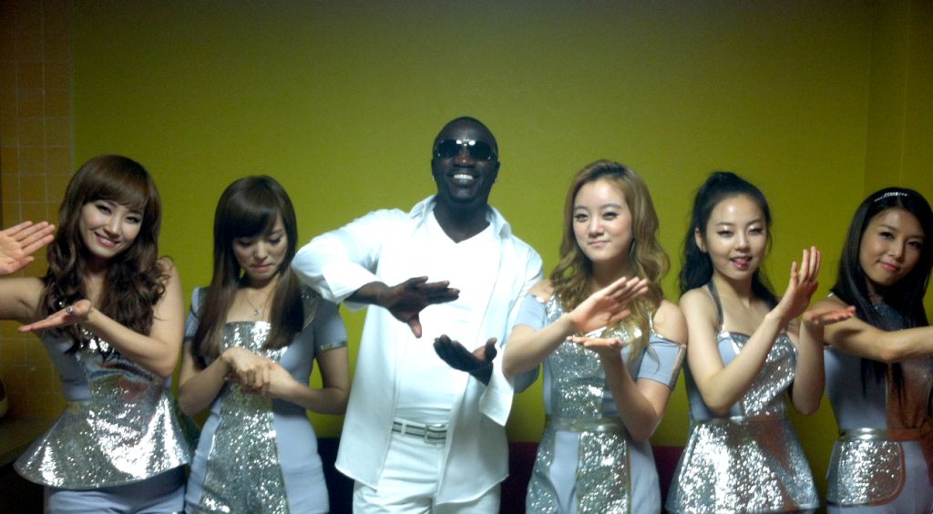 Wonder Girls Take a Photo with World Star Akon | Soompi