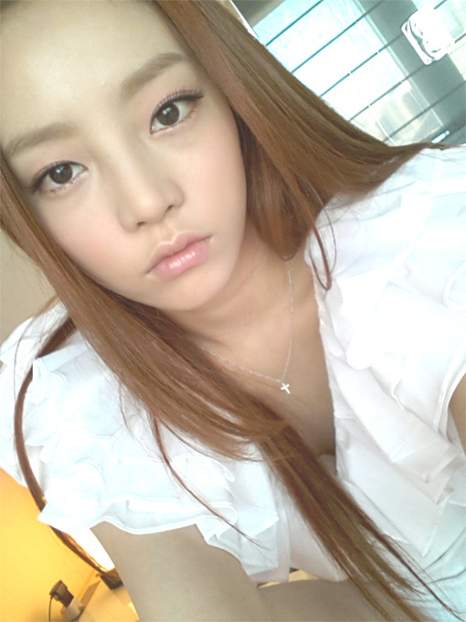 Kara’s Goo Hara Poses With No Facial Expression | Soompi