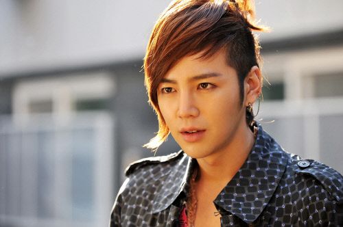 Jang Geun Suk Wears an “Eel” Blanket