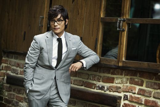 Lee Byung Hun Flashes a Peace Sign in a King’s Robe | Soompi