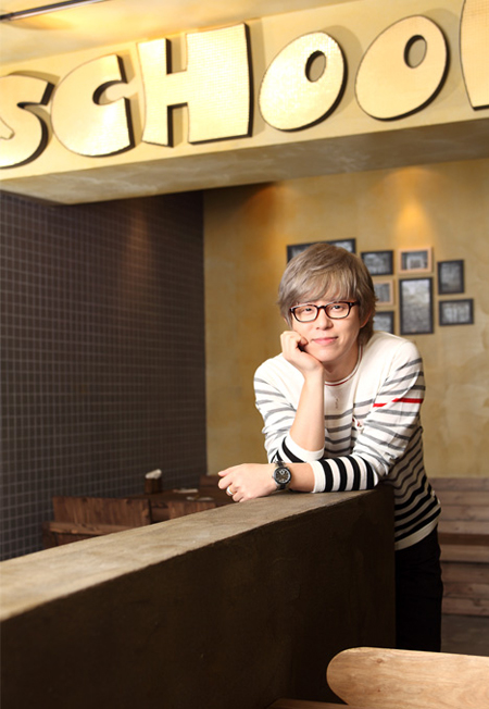 First Generation Idol Tony Ahn’s Ddeokbokki Business Flourishes | Soompi