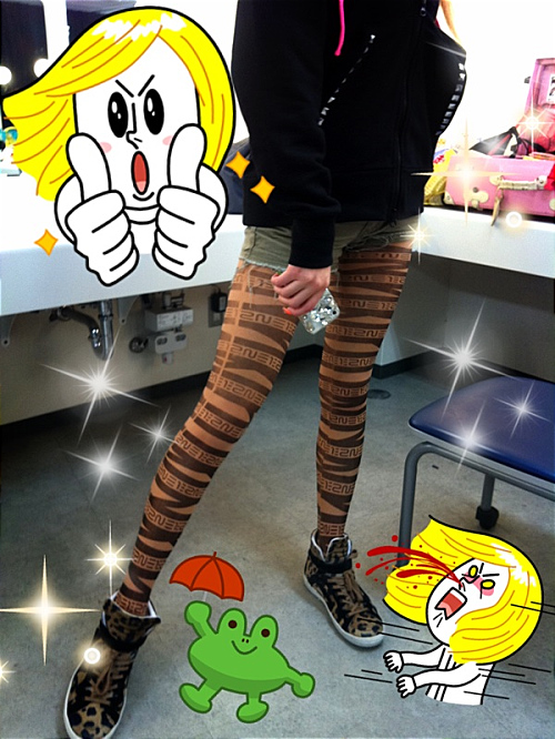 2NE1’s Dara Gives a Close Up Shot of Park Bom’s Beautiful Legs | Soompi