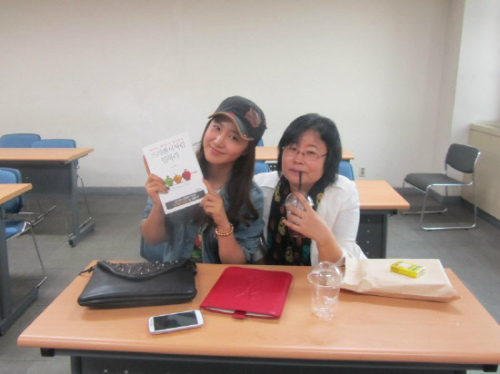 Girls’ Generation’s Yuri Rocks the Natural Look On College Campus