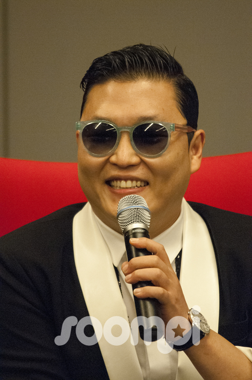 [Exclusive] PSY’s Press Conference in Paris | Soompi