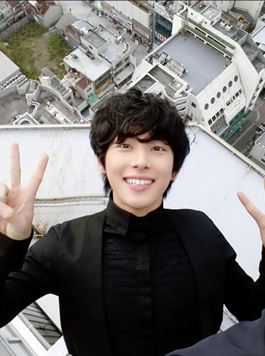 ZE:A’s Siwan Takes a Dangerous(?) Selca from a Rooftop | Soompi