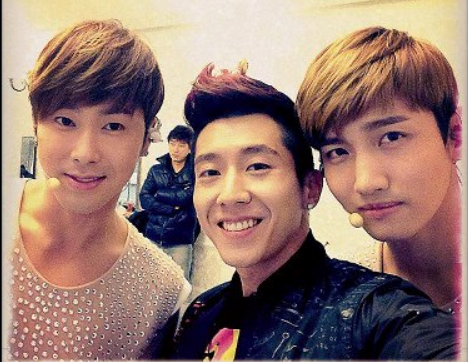 Brian Takes Selca with DBSK’s Yunho and Changmin | Soompi