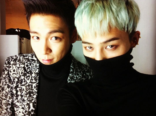 Big Bang’s G-Dragon and TOP Take a Friendly Selca | Soompi
