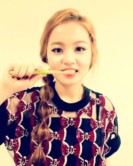 Lee Hi Makes Sure to Brush Her Teeth Before Performing | Soompi