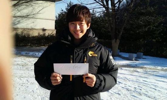 2PM’s Junho Thanks Fans with a Shy Smile
