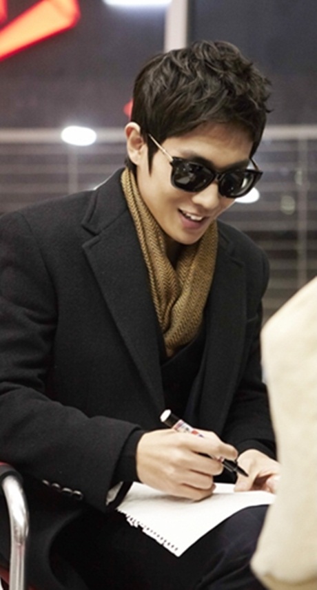 Lee Joon Makes Time For Fans In The Cold | Soompi