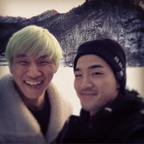 Daesung and Taeyang Take Selca at G-Dragon’s Pension | Soompi