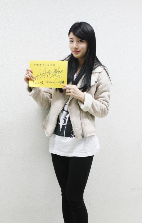 Suzy Writes Her New Year’s Greeting on Her Script | Soompi