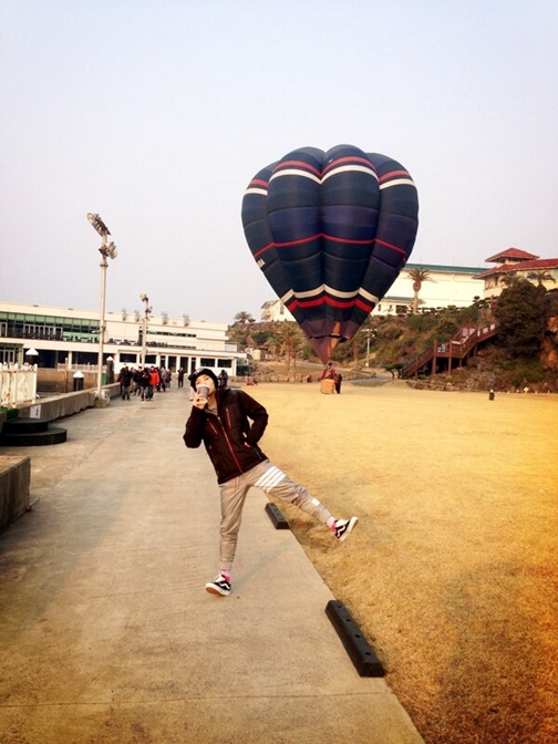 G-Dragon Strikes a Playful Pose for Twitter | Soompi