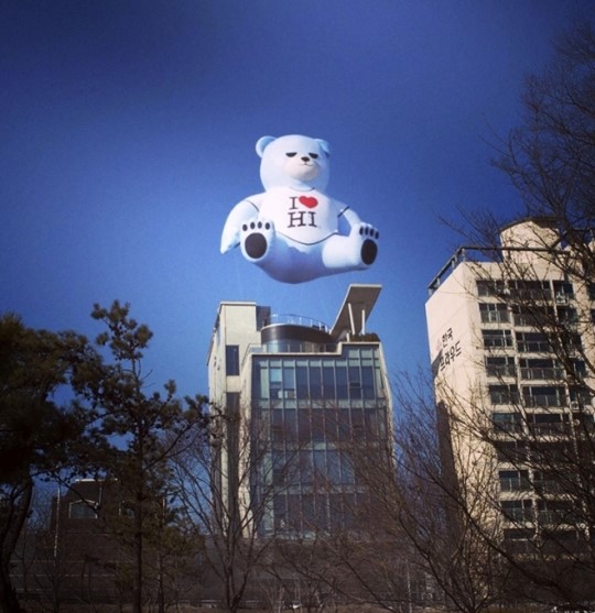 YG Promotes Lee Hi’s New Album With A Huge Balloon | Soompi