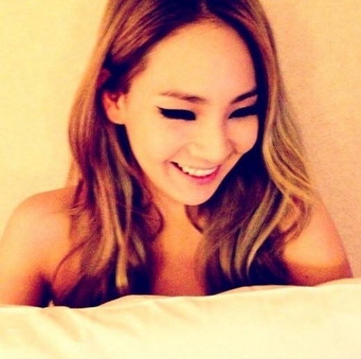 [SNS Pic] 2NE1’s CL Shows Off Sexy Shoulder Line | Soompi