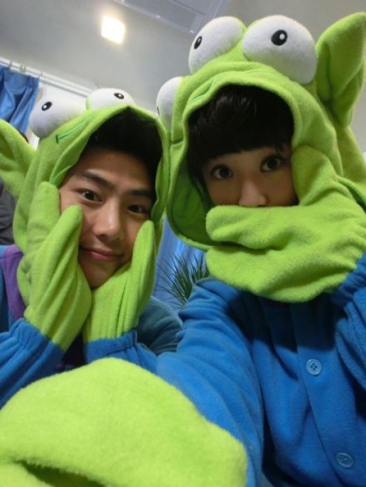 [SNS PIC] Taecyeon And Wife Gui Gui Wear Matching Toy Story Alien ...