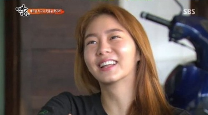 Uee Shows Off Her Bare Face on “Barefoot Friends”