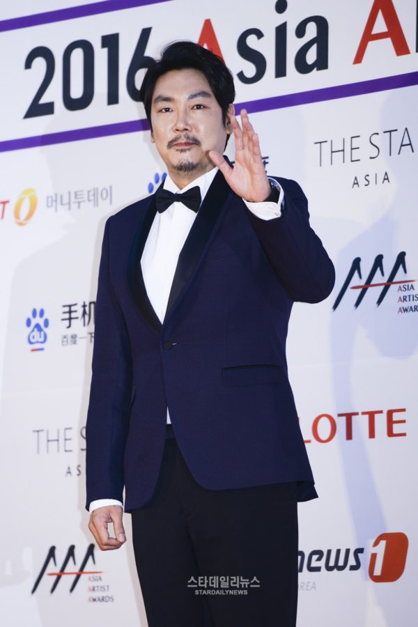 K-Pop And K-Drama Stars Shine At 2016 Asia Artist Awards Red Carpet ...