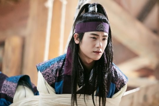 Park Hyung Sik And Park Seo Joon Face Danger In Upcoming Episode Of “Hwarang”