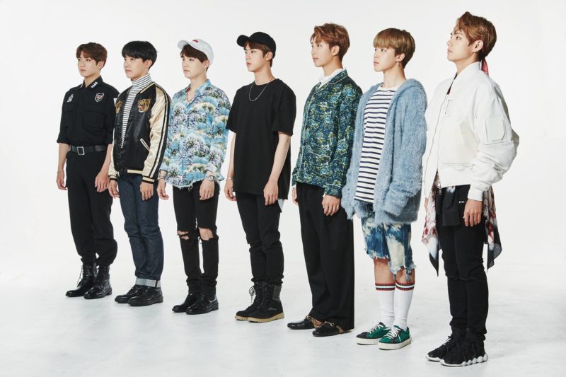 Les BTS revisitent leurs anciens costumes de scène pour le ‘BTS Festa ...
