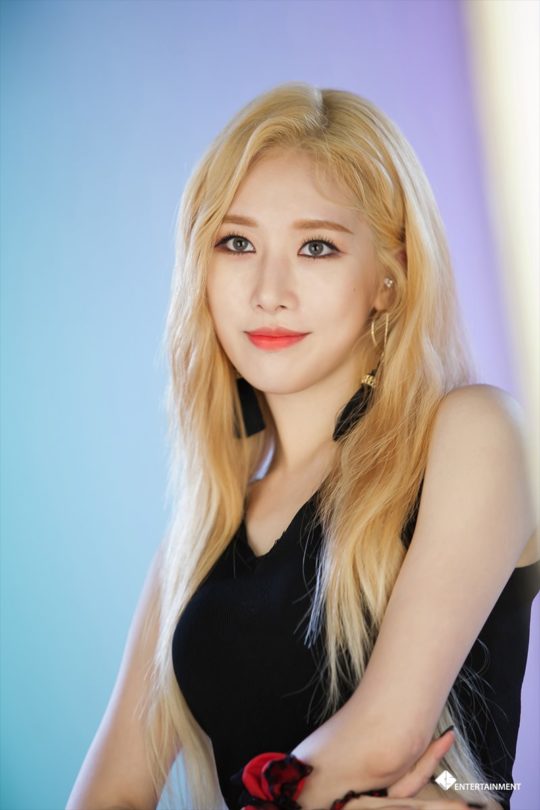 Update: SONAMOO Shares New Group Photo For “Friday Night” | Soompi