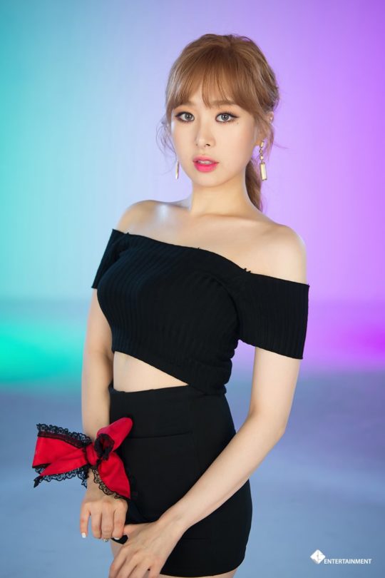 Update: SONAMOO Shares New Group Photo For “Friday Night” | Soompi