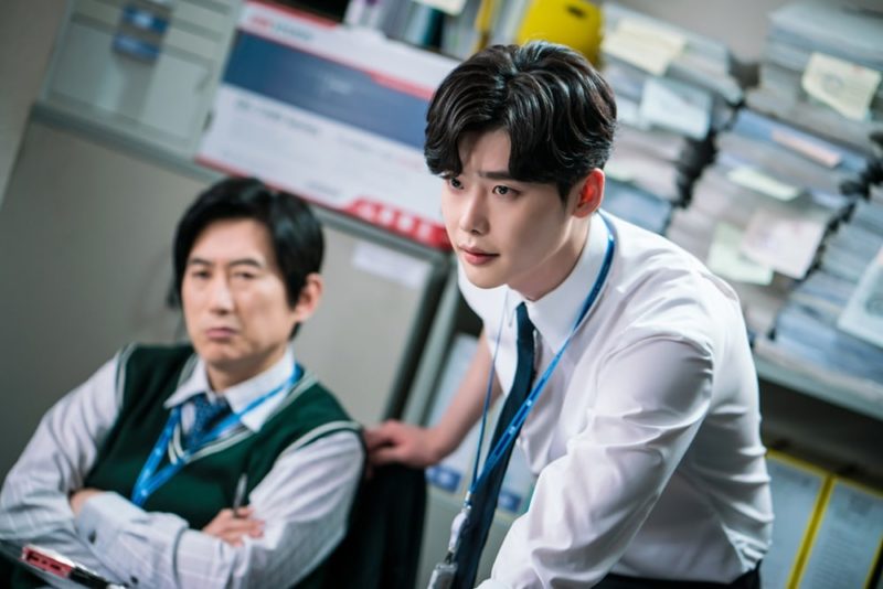 “while You Were Sleeping” Revela Nuevas Imágenes De Lee Jong Suk Como Fiscal Soompi Spanish