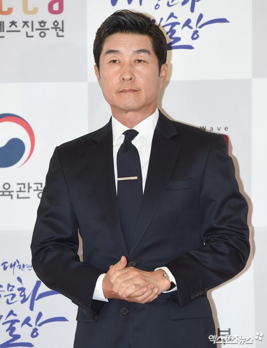 2017 Korean Popular Culture & Arts Awards Red Carpet | Soompi