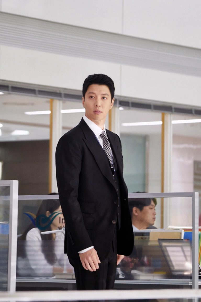 Lee Dong Gun Transforms Into A Charismatic Team Leader In “Where Stars ...