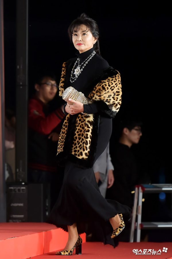 Stars Light Up Red Carpet At 55th Daejong Film Awards | Soompi