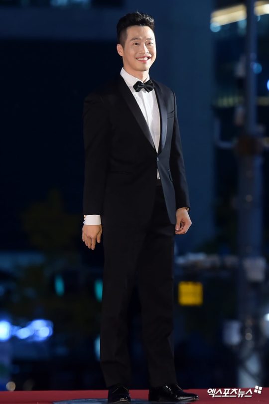 Stars Light Up Red Carpet At 55th Daejong Film Awards | Soompi