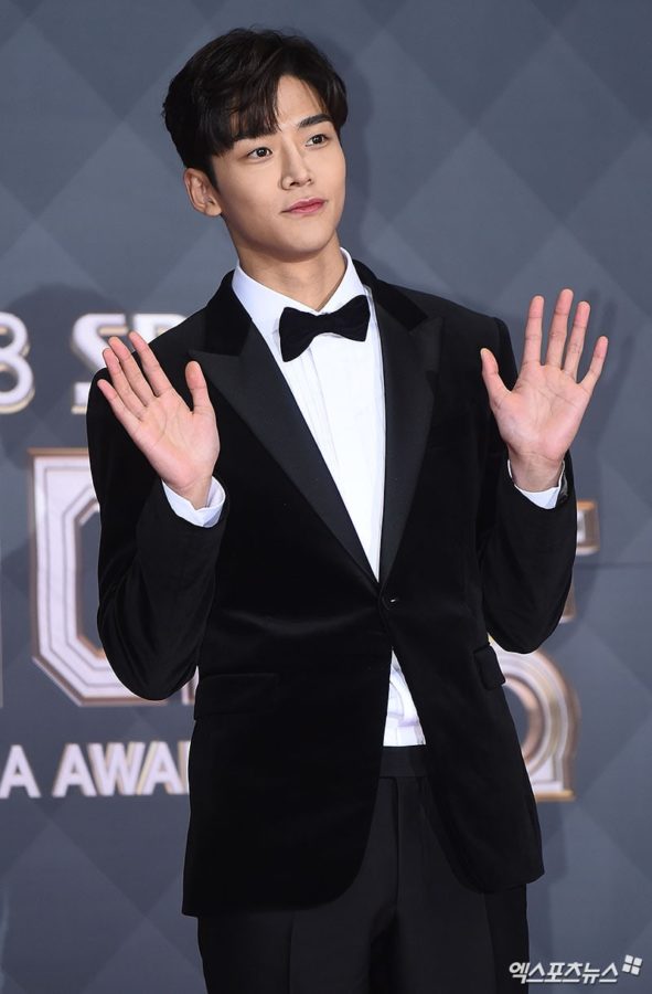 Stars Illuminate The Red Carpet At 2018 SBS Drama Awards | Soompi