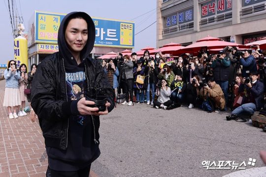 SHINee’s Key Greets Fans With A Smile As He Enlists In The Military ...