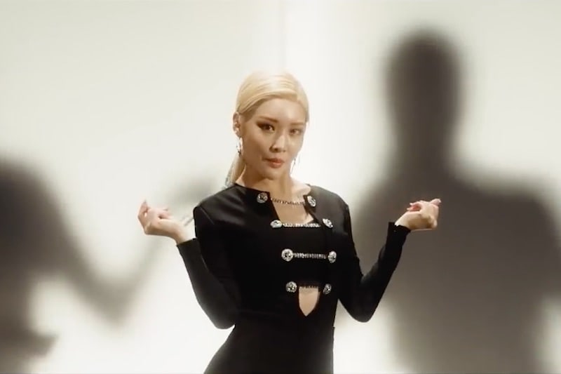 Update: Chungha Gives A New Preview Of "Snapping" Comeback With ...