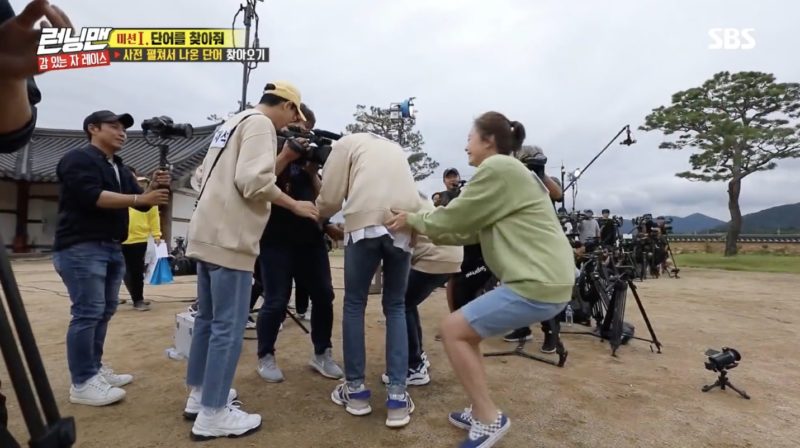 Watch: Jun So Min And HaHa Hilariously Strip Lee Kwang Soo To Win A ...