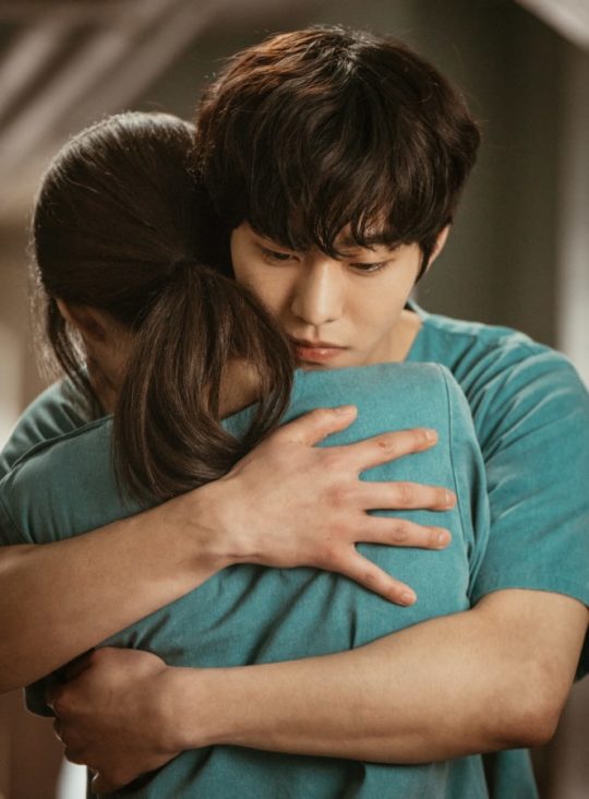 Ahn Hyo Seop Soothes An Upset Lee Sung Kyung With A Tight Embrace In “Dr. Romantic 2” | Soompi