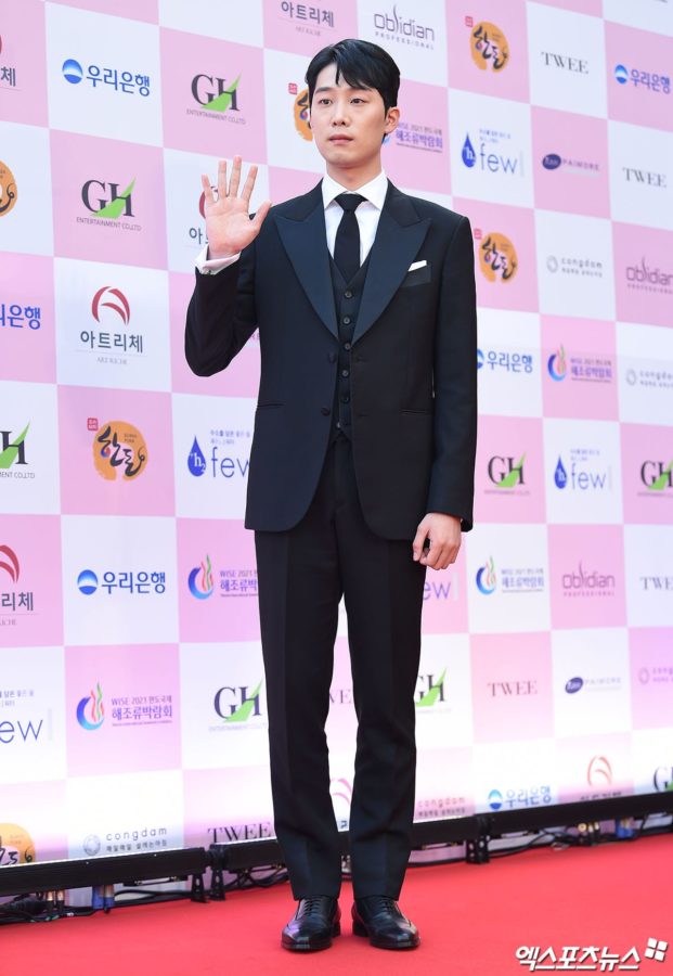 Stars Light Up The Red Carpet At The 56th Grand Bell Awards - KpopHit ...