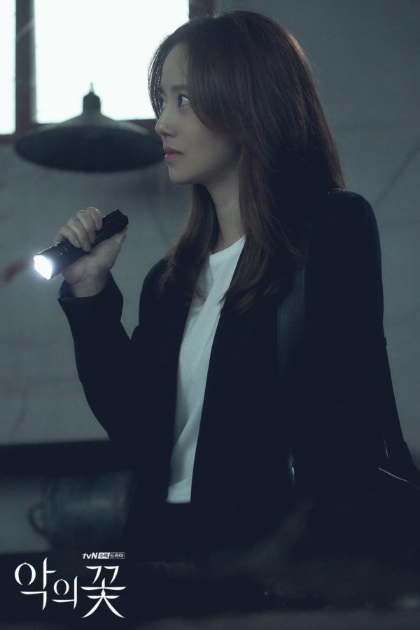 Lee Joon Gi And Moon Chae Won Are On A Tense Search In “Flower Of Evil ...