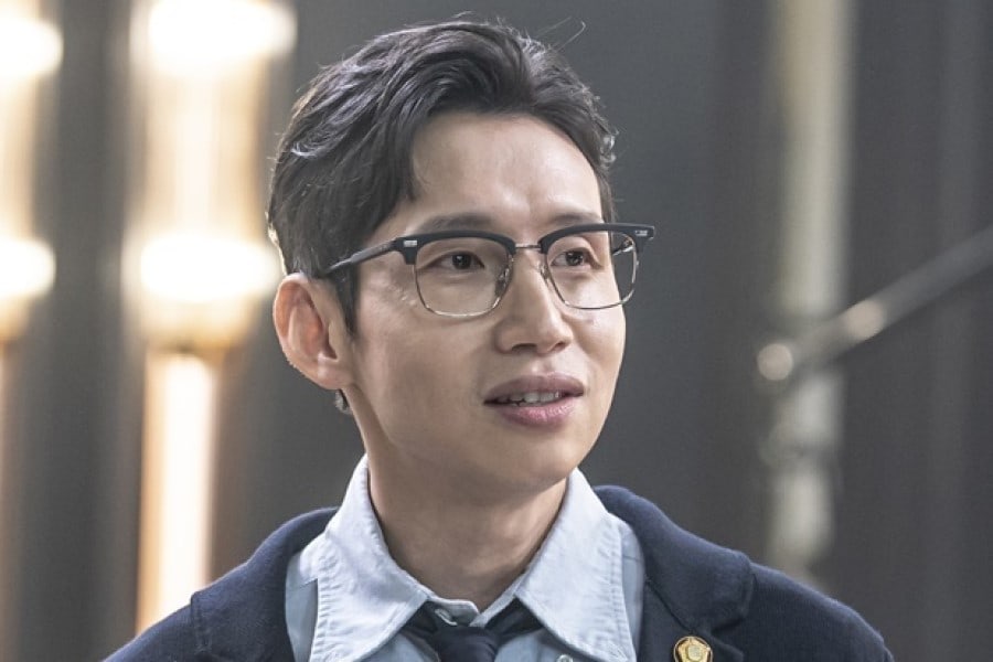 Bong Tae Gyu Transforms Into A National Assembly Member In "The ...