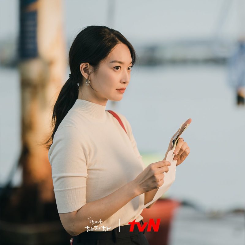 Shin Min Ah Keeps Her Guard Up Around Kim Seon Ho In New Drama ...