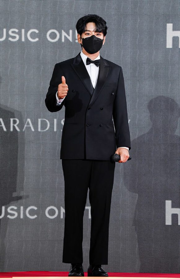 Celebrities Walk The Red Carpet At 2021 The Fact Music Awards | Soompi