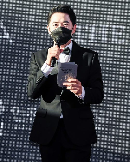 Celebrities Walk The Red Carpet At 2021 The Fact Music Awards | Soompi