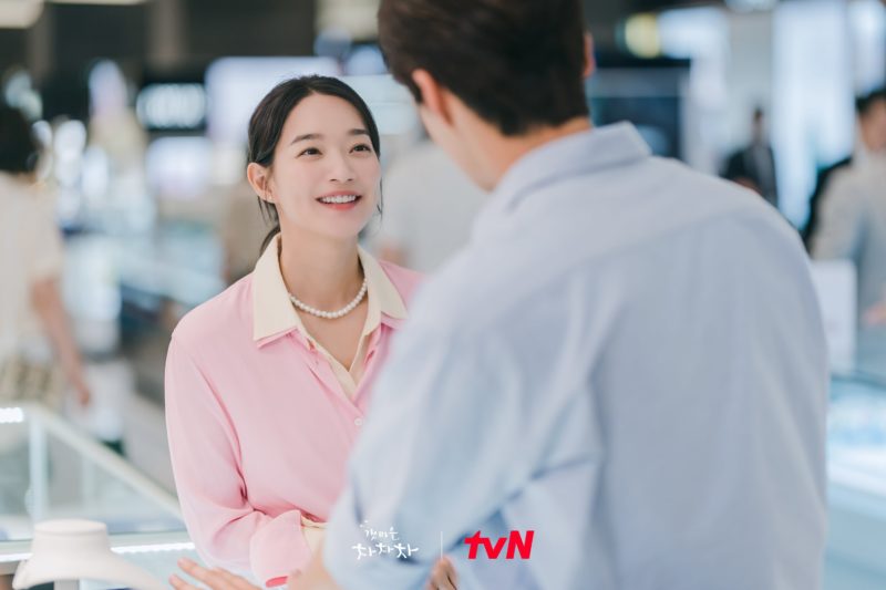 Shin Min Ah And Kim Seon Ho Take Their Romance To The City In “Hometown ...