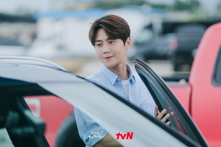 Shin Min Ah And Kim Seon Ho Take Their Romance To The City In “Hometown ...