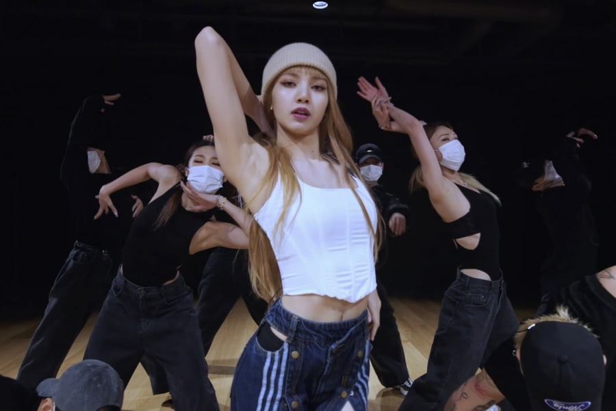Watch: BLACKPINK's Lisa Wows In New Dance Practice Video for "MONEY" | Soompi