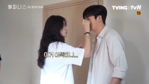 Watch: Park Hyung Sik And Han Hyo Joo Can’t Stop Dancing Behind The ...