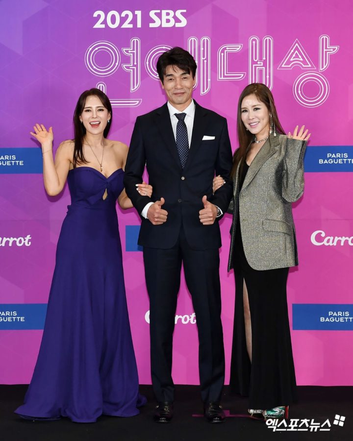 Stars Walk The Red Carpet For The 2021 SBS Entertainment Awards | Soompi