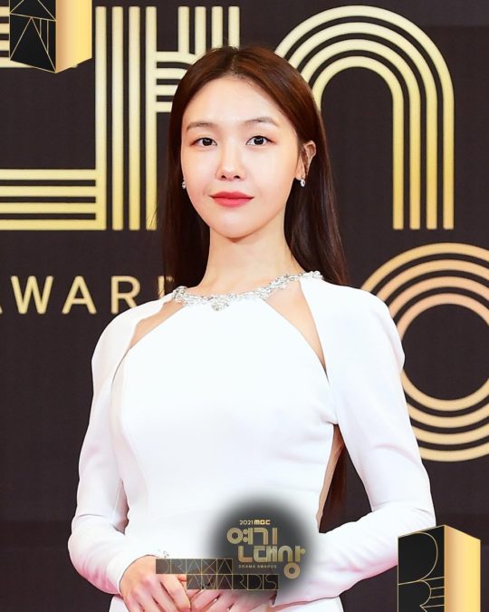 Stars Rock The Red Carpet For The 2021 MBC Drama Awards | Soompi
