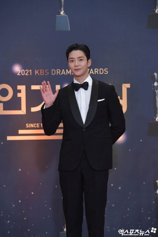 Stars Walk The Red Carpet For The 2021 KBS Drama Awards - KpopHit ...
